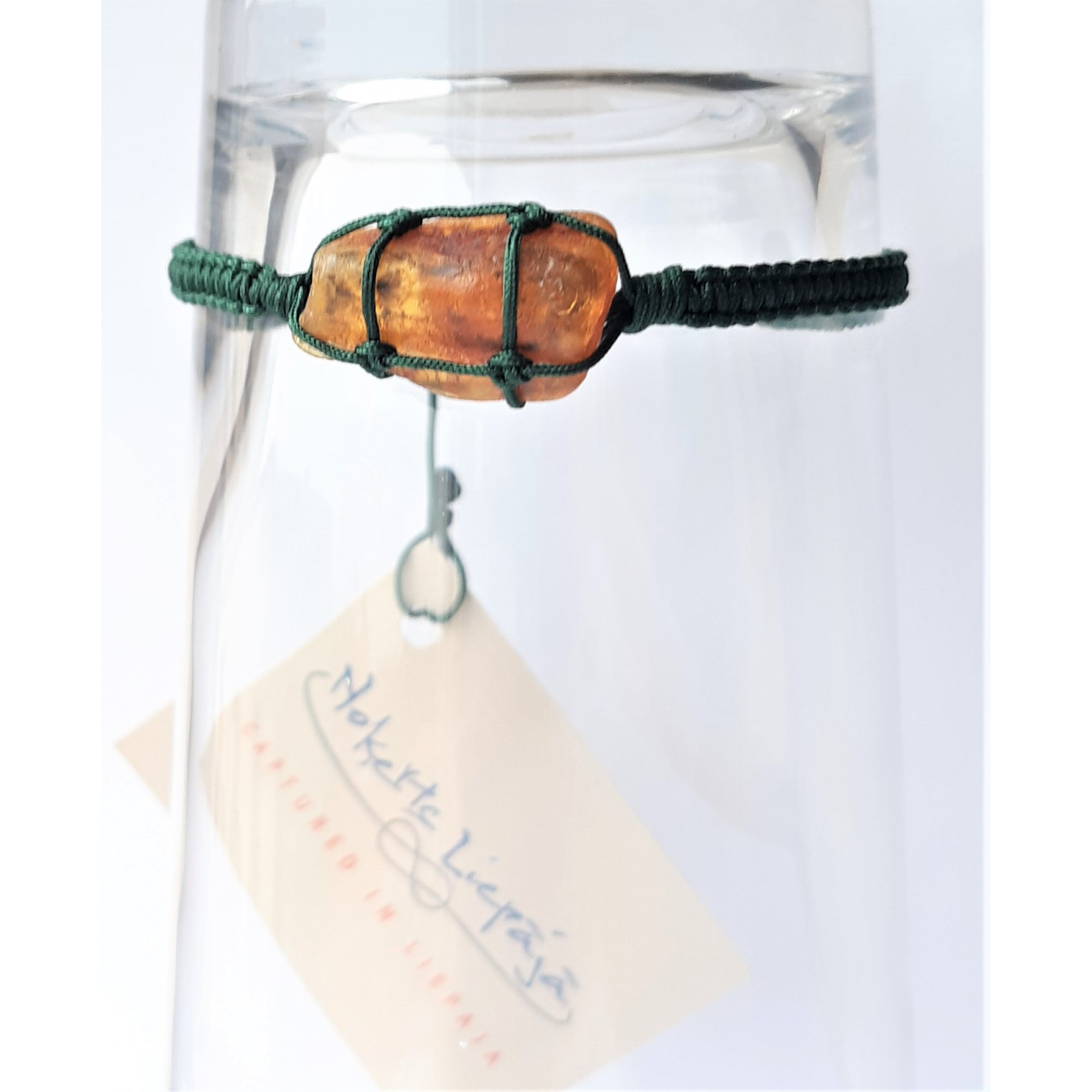 Dzintars zem akas zīmes