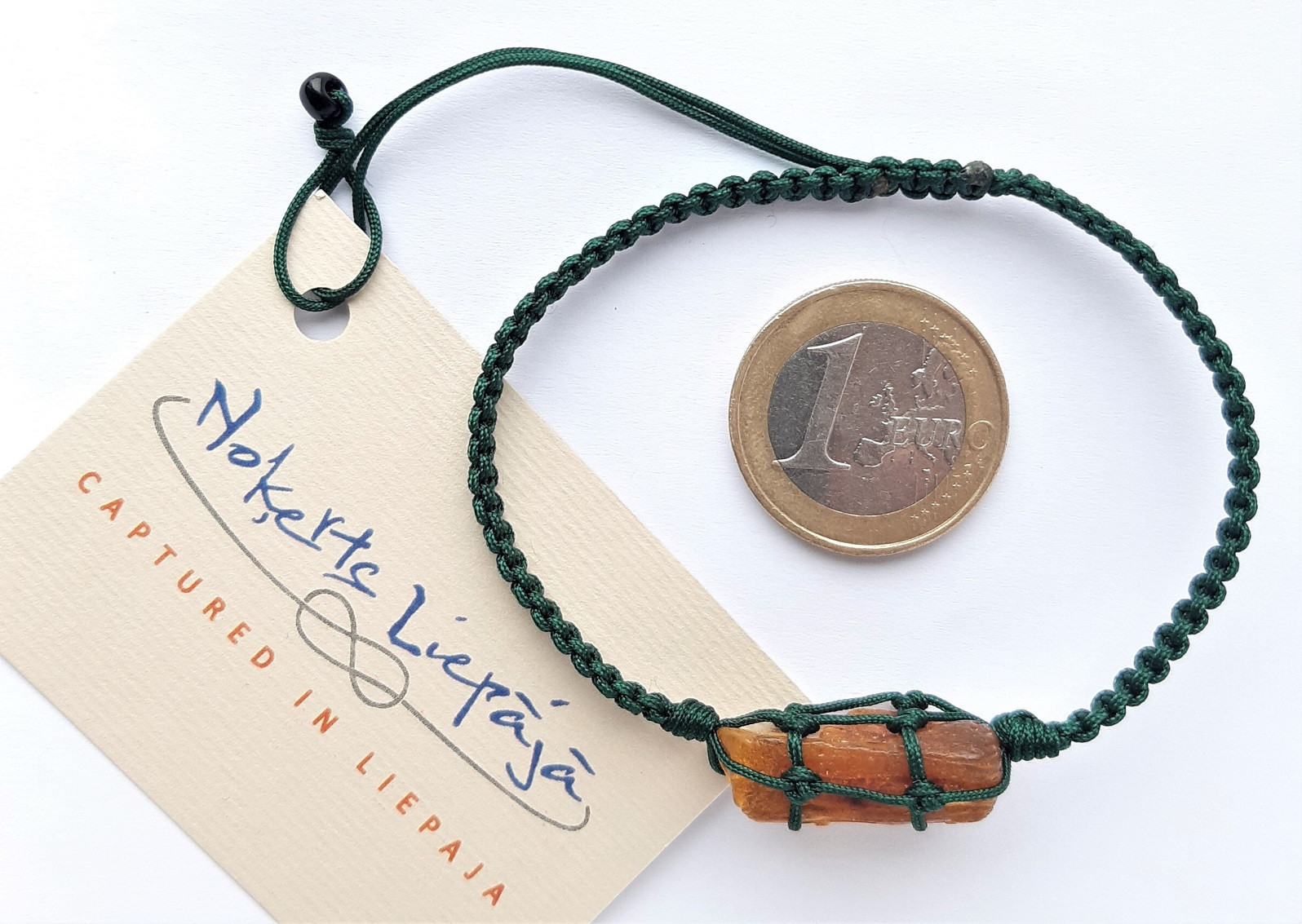 Dzintars zem akas zīmes